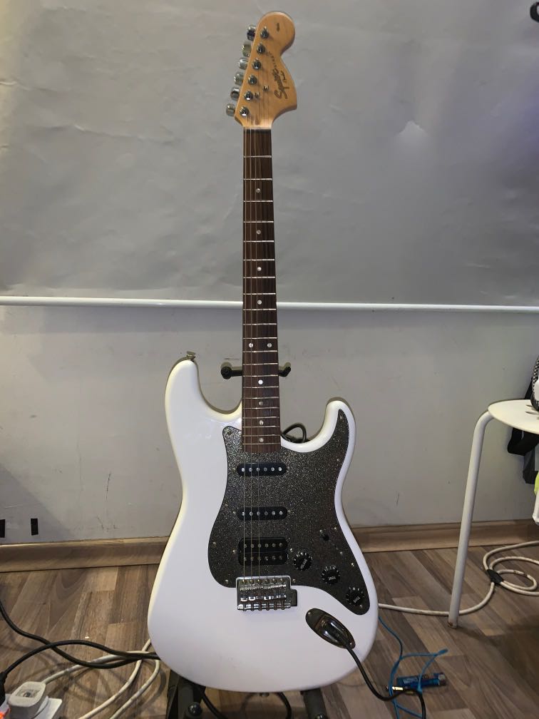 Fender Squire Affinity Stratocaster, Hobbies & Toys, Music & Media ...