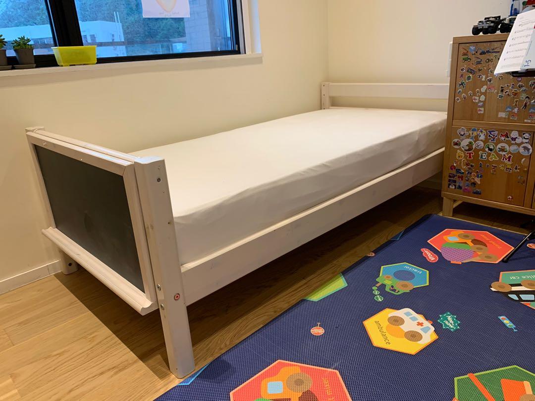 Flexa children’s bed, 兒童＆孕婦用品, 兒童傢具, 兒童傢具 - 小童床 - Carousell