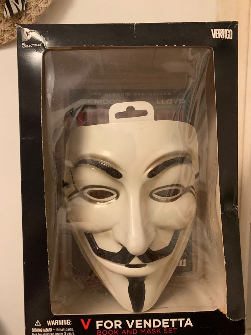 V for Vendetta Deluxe Collector Set (Book and Mask Set), Hobbies & Toys, Books & Magazines ...