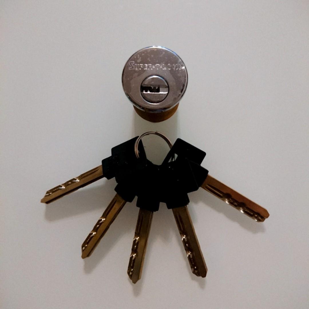 鎖膽 Super-T-Lock 連全部5條原裝鎖匙, 傢俬＆家居, 其他, 家居改善及收納用品 - Carousell
