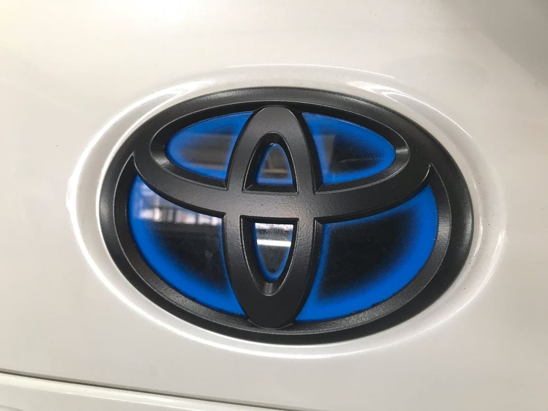 Toyota logo plasti dip spray matte black, Car Accessories, Accessories ...