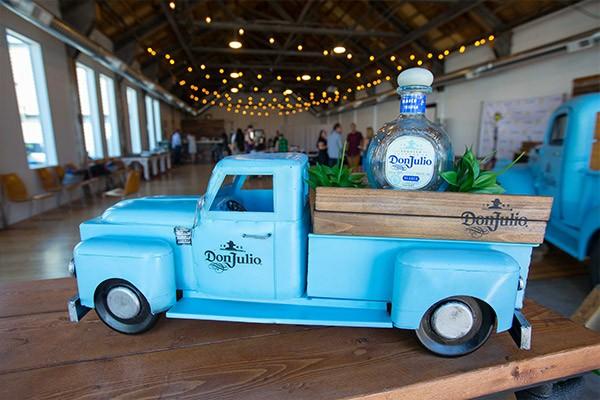 DON JULIO 1942 TEQUILA DISPLAY TRUCK MAN CAVE DECOR, 傢俬＆家居, 其他 - Carousell