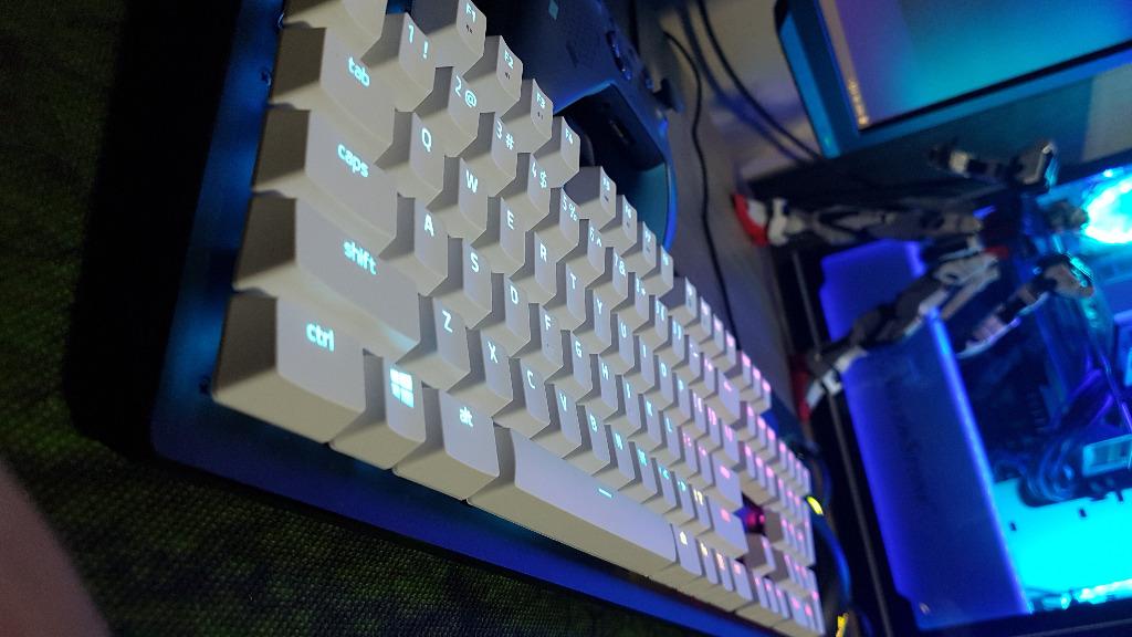 Razer Huntsman Mechanical Gaming Keyboard with Razer Mercury White PBT ...