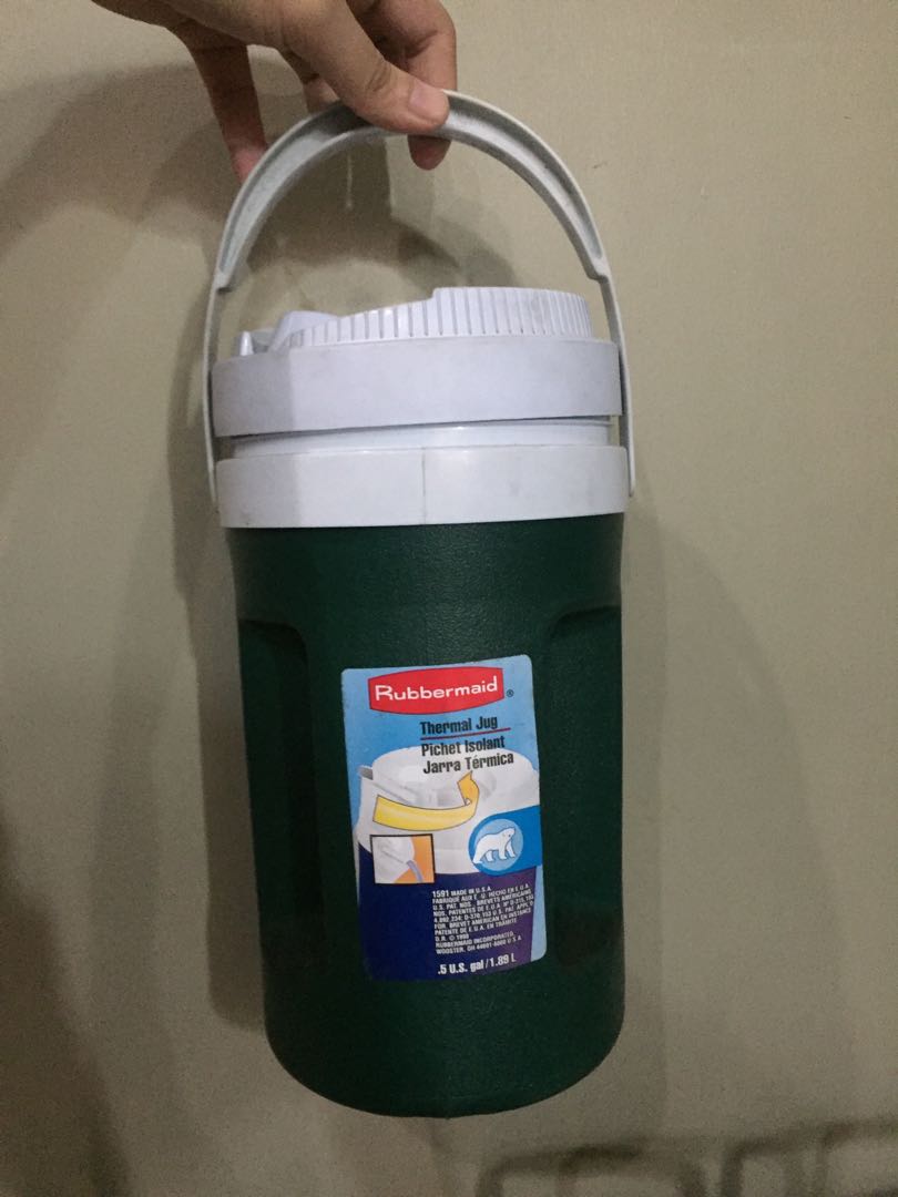 Rubbermaid water jug, Food & Drinks, Beverages on Carousell