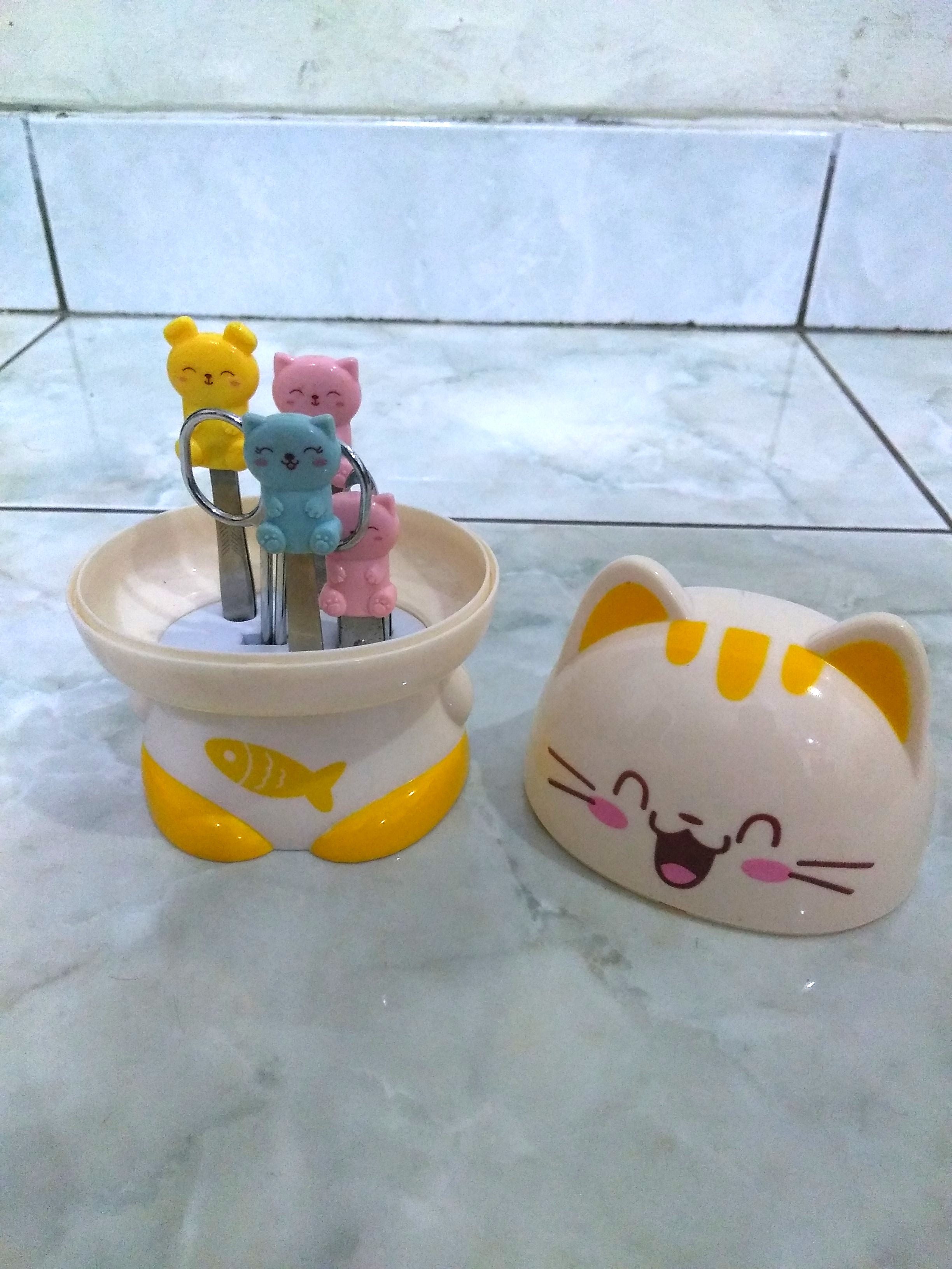 Pajangan Kucing Hello Kitty dengan alat kebersihan, Toys & Collectibles ...
