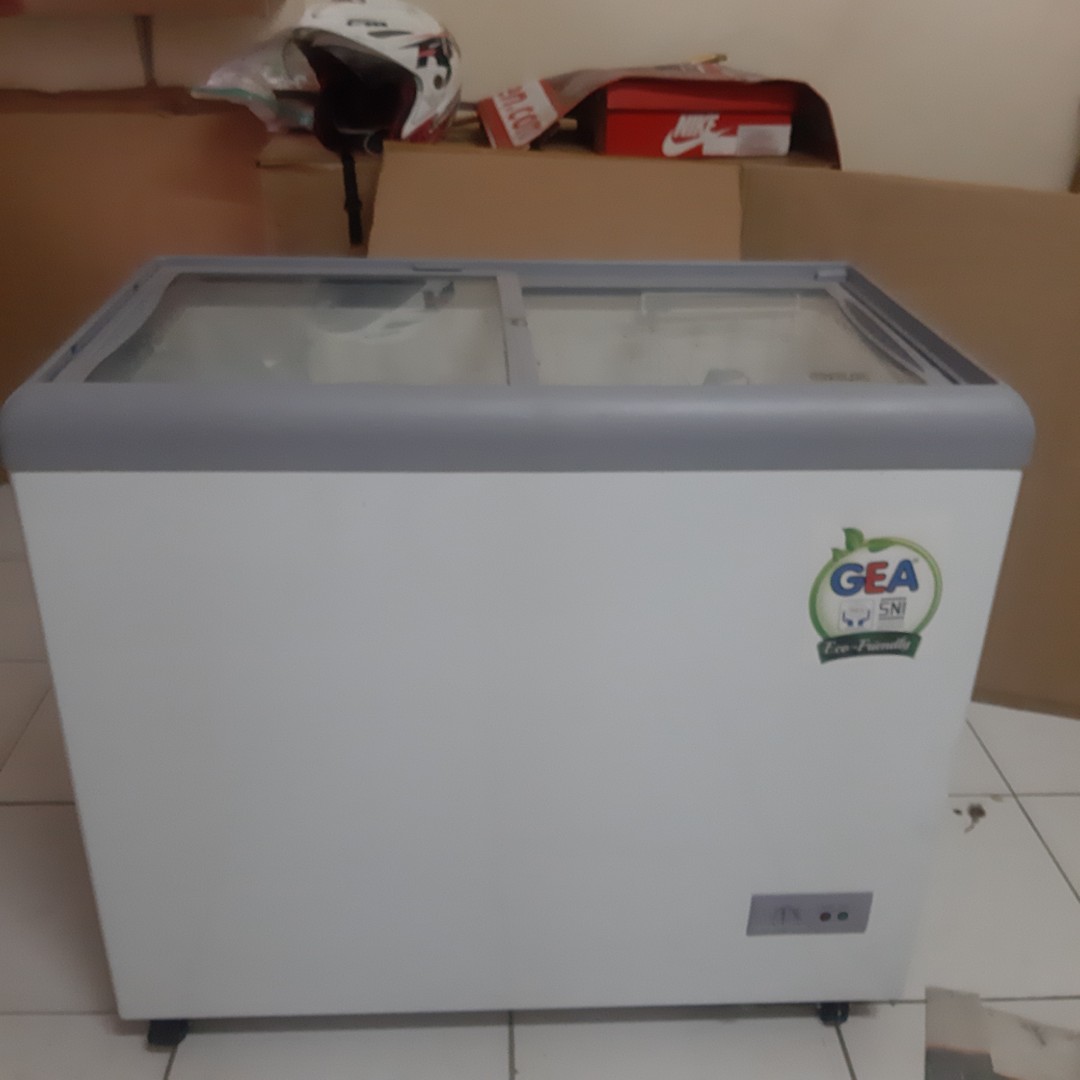 FREEZER KACA GESER, Kitchen & Appliances di Carousell