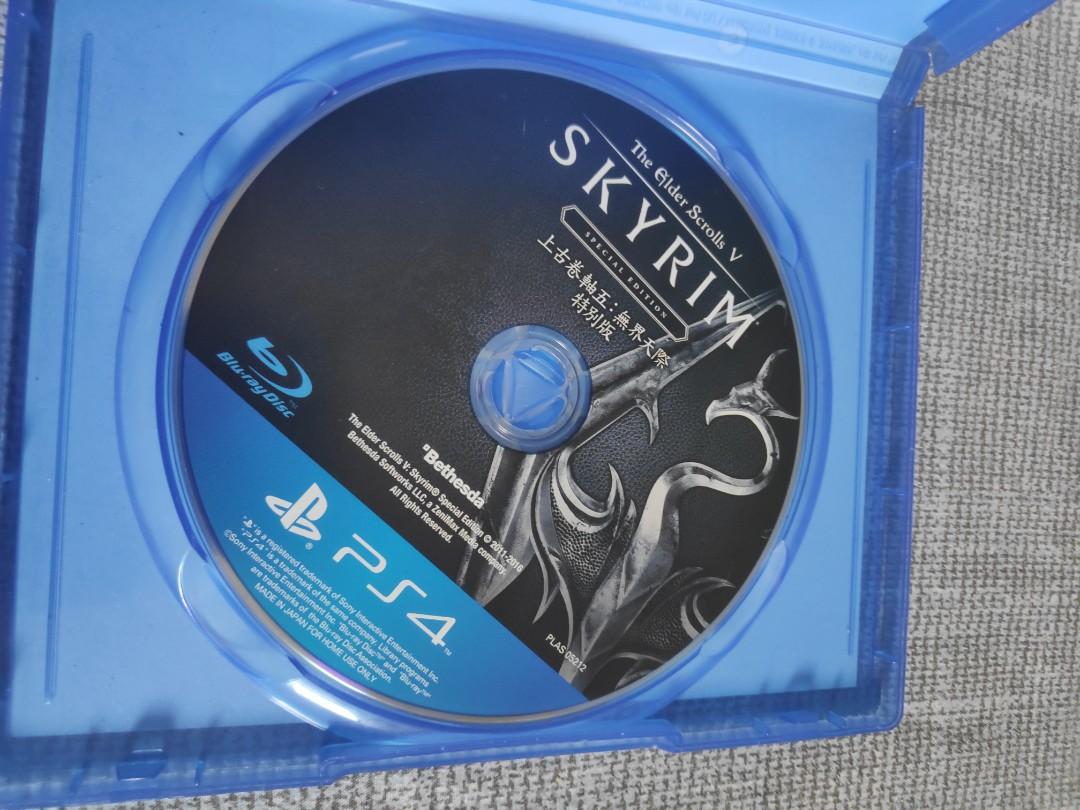 Original ps4 controller (with box) and Skyrim disc for ps4, Video ...