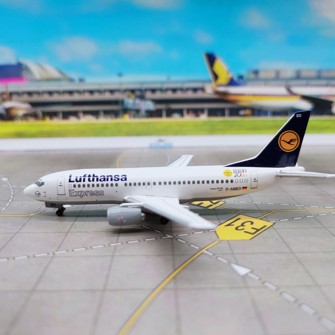 (SALE!) 1:400 B737 Lufthansa (Berlin 2000 Olympic Livery), Toys & Games ...