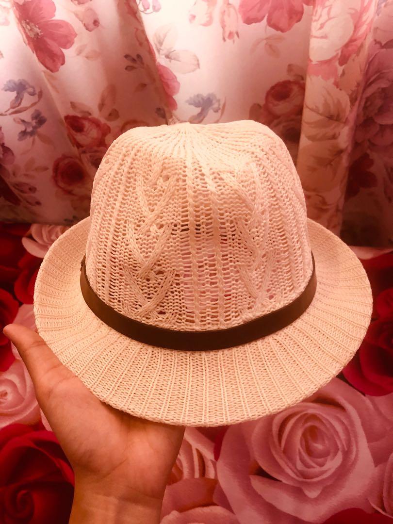 Topi Pantai, Fesyen Wanita, Aksesoris di Carousell