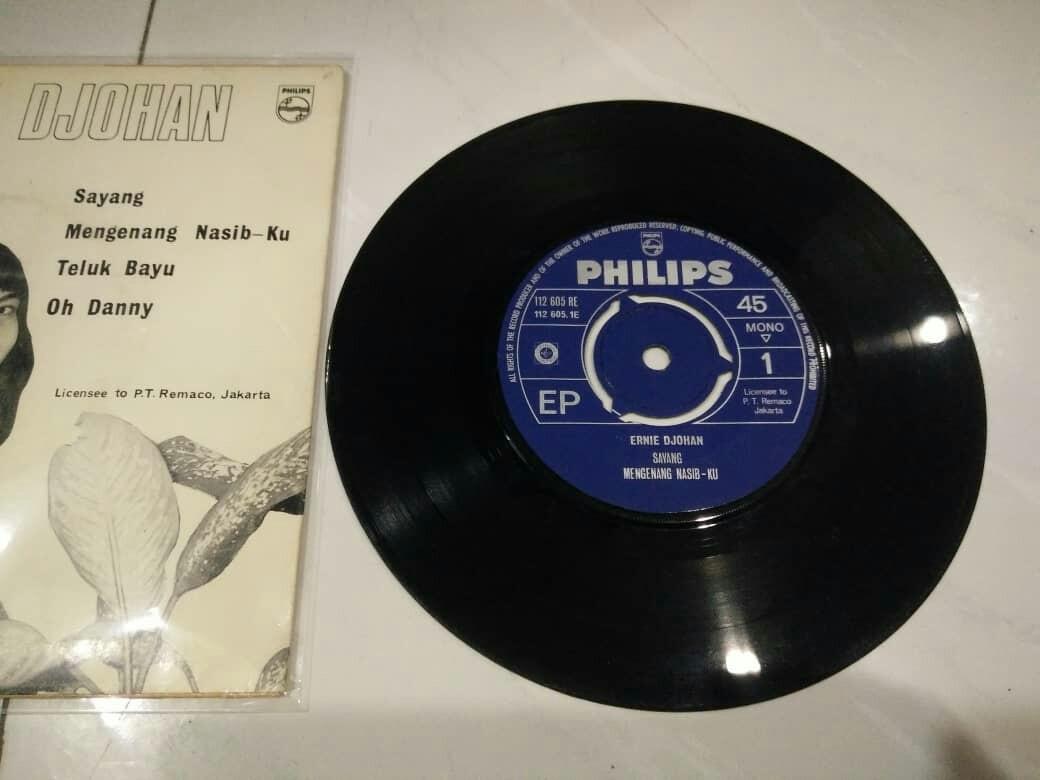 Ep Piring Hitam Ernie Johan, Hobbies & Toys, Music & Media, CDs & DVDs ...
