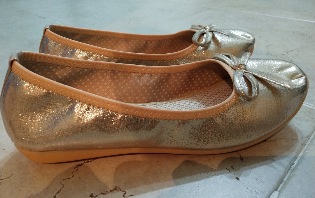 Golden Flats, Women's Fashion, Footwear, Flats on Carousell