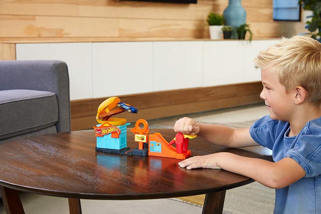 Hot Wheels Downtown Burger Dash Playset, Hobbies & Toys, Toys & Games ...