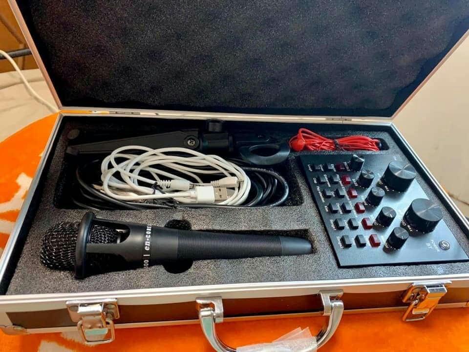 V8 MICROPHONE COMPLETE SET WITH CASE, Hobbies & Toys, Music & Media ...