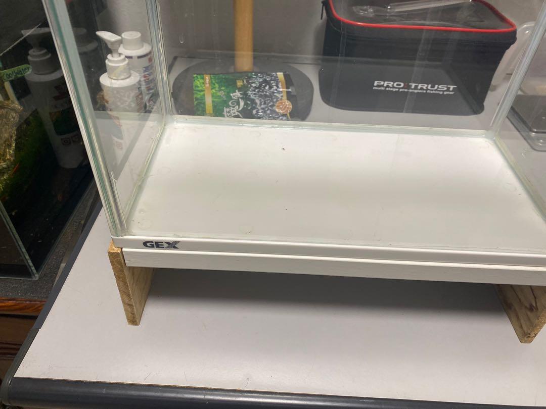 GEX 30cm TANK WITH STAND, Pet Supplies, Homes & Other Pet Accessories on Carousell