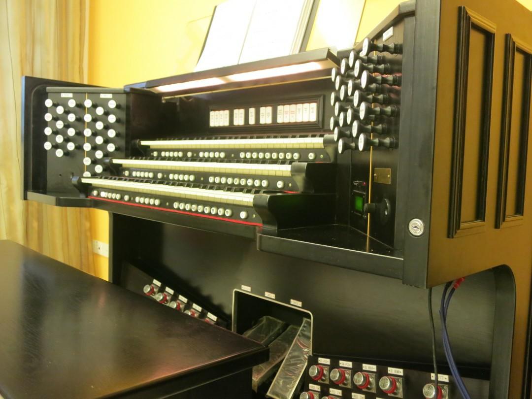 Rodgers Digital Pipe / church organ, Hobbies & Toys, Music & Media ...