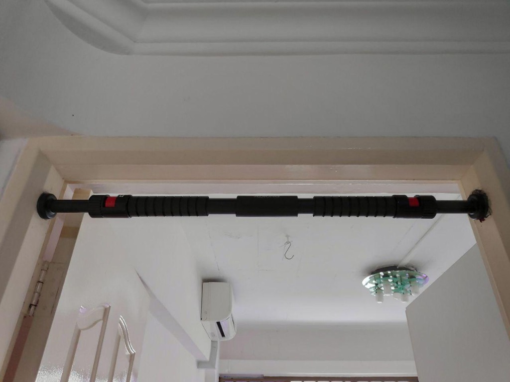 [NEW] Double-Lock Pull Up Bar (No Screws/Drills) Easy setup! , Sports ...