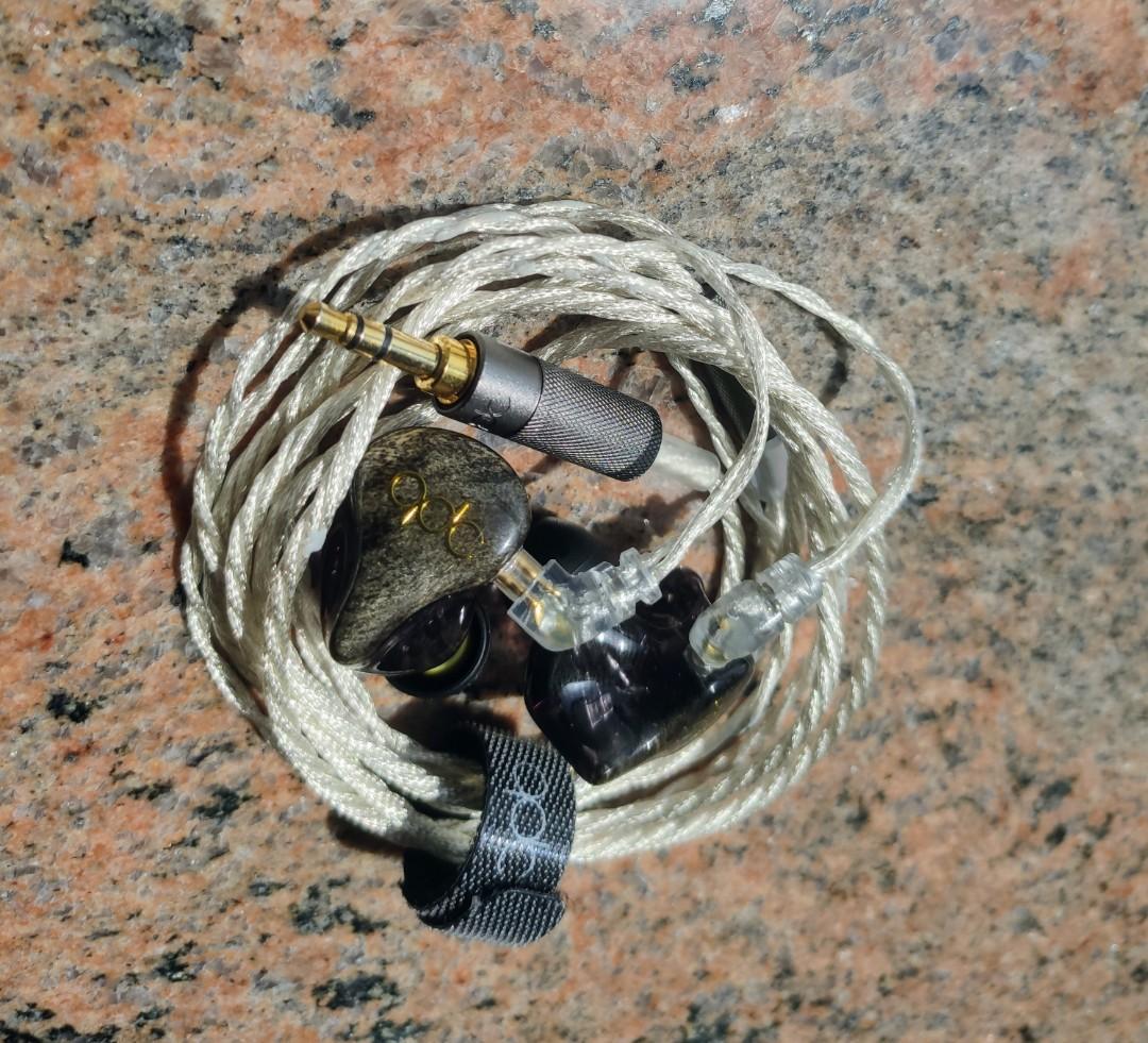 QDC 8 (Hifi) 配Beat audio emerald 2.5mm 升級線，可換同價耳機, 音響器材, 可攜式音響設備 - Carousell