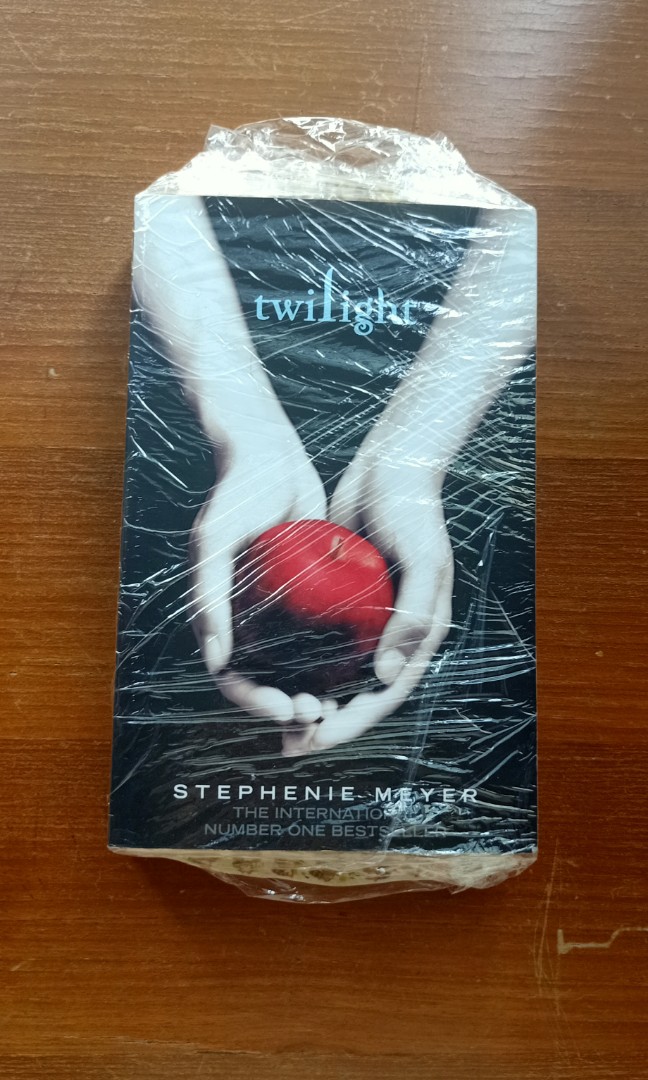 Twilight by Stephanie meyer pocket edition, Buku & Alat Tulis, Buku di ...