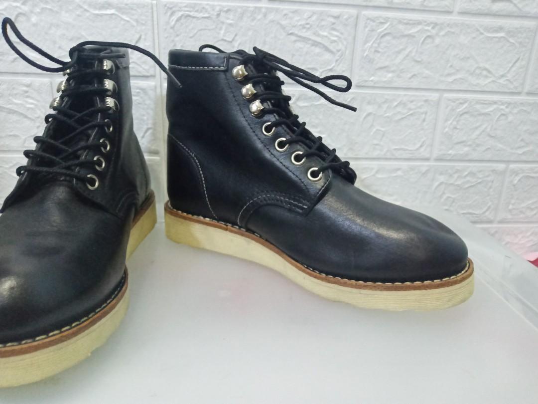 Hawkins boot, Women's Fashion, Footwear, Boots on Carousell