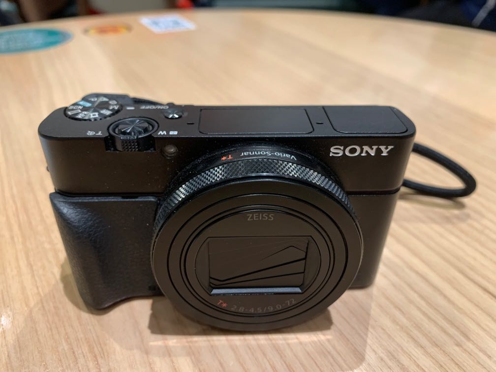 Sony RX100 IV with FREE SONY GRIP, Photography, Cameras on Carousell