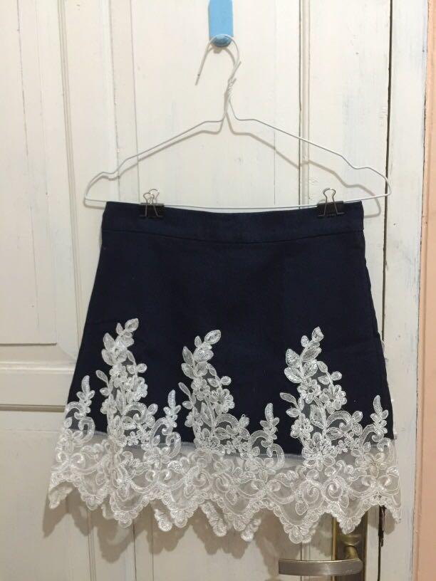 [New] Rok jeans biru dark navy dengan lace putih, Fesyen Wanita ...