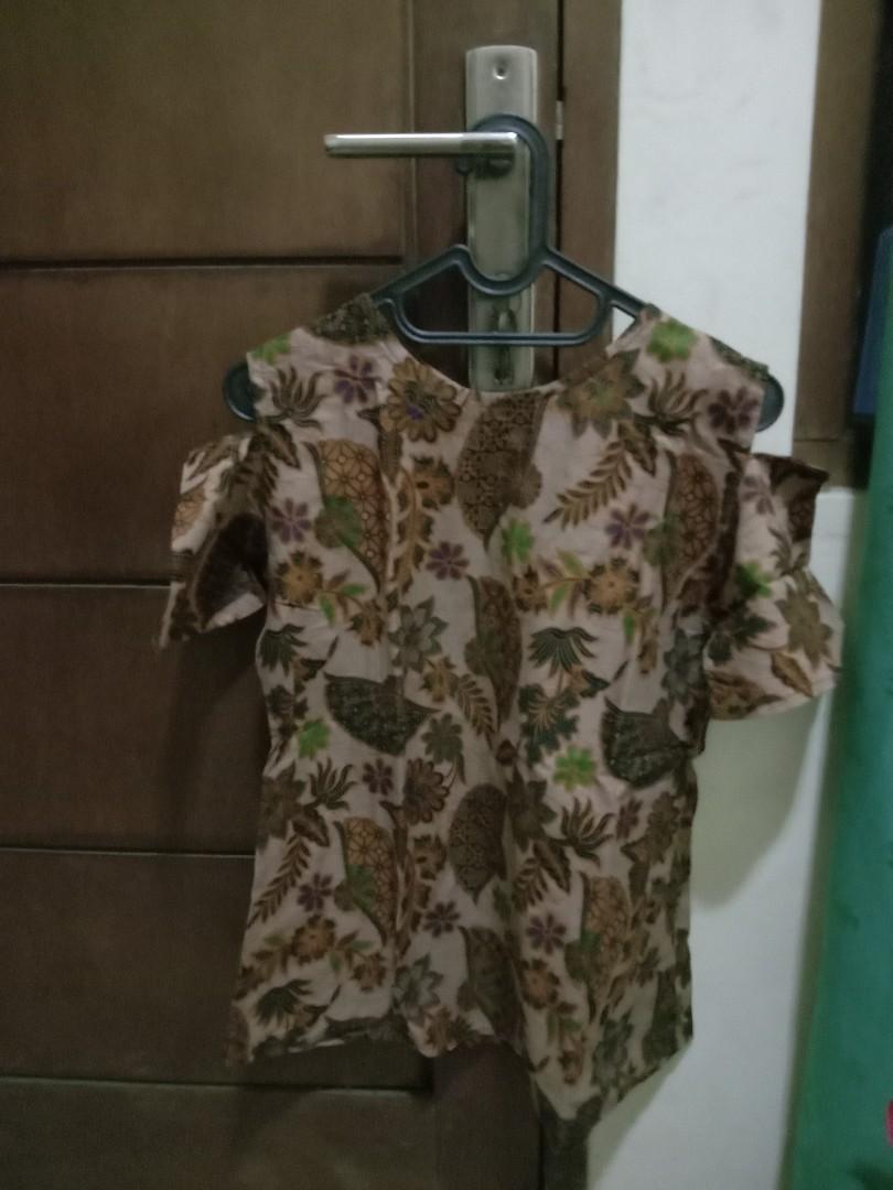 Batik sabrina, Fesyen Wanita, Pakaian Wanita, Atasan di Carousell