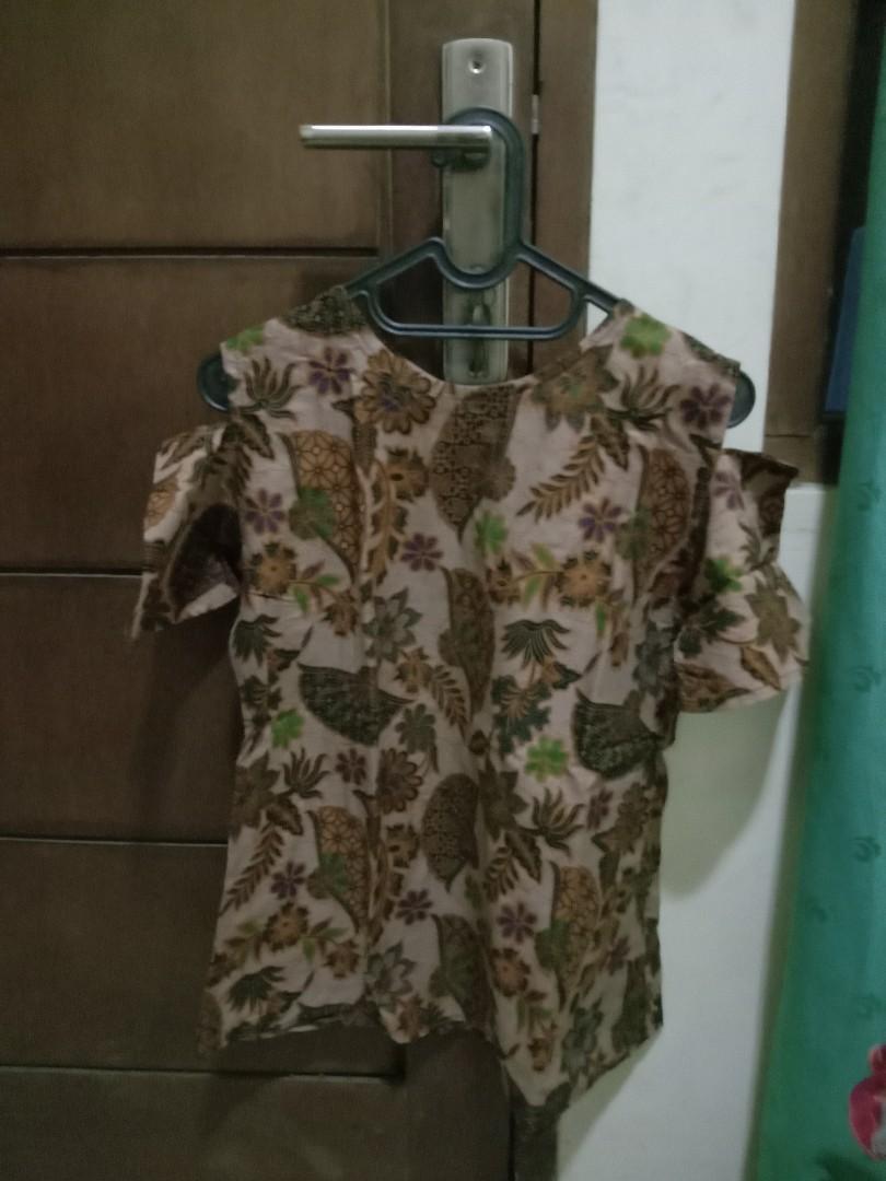 Batik sabrina, Fesyen Wanita, Pakaian Wanita, Atasan di Carousell