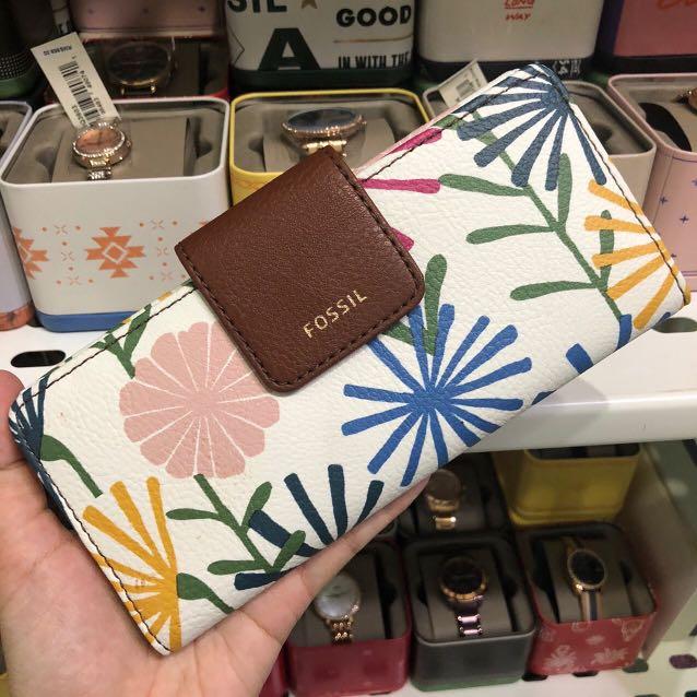 Fossil Wallet, Women's Fashion, Bags & Wallets, Clutches on Carousell