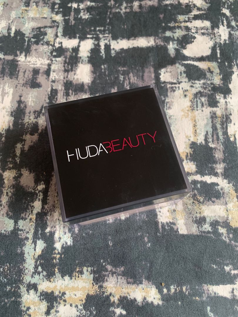 Huda setting powder, Beauty & Personal Care, Face, Makeup on Carousell