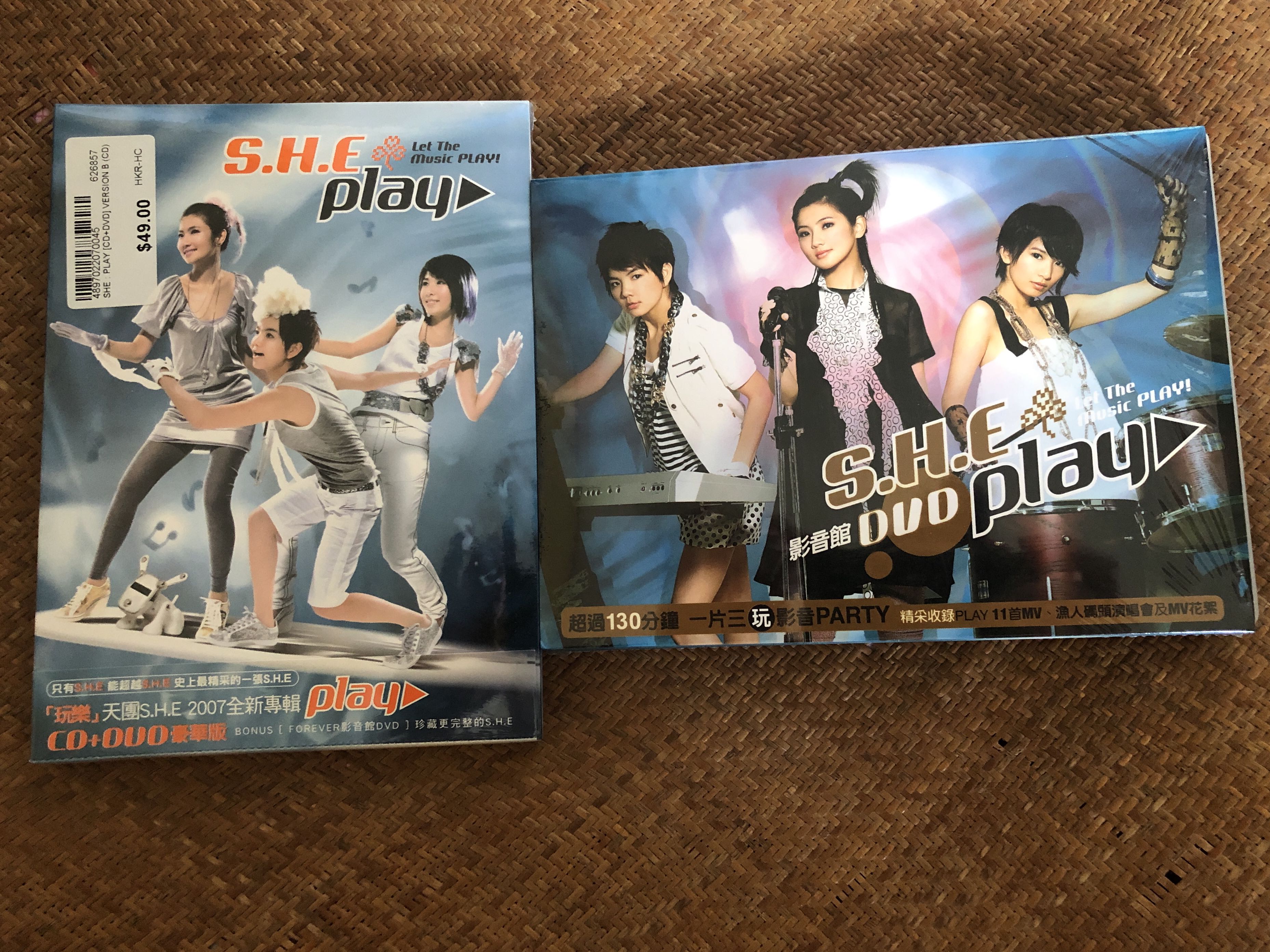 S.H.E play CD /影音DVD Selina,Hebe, Ella, 興趣及遊戲, 音樂、樂器 & 配件, 音樂與媒體 - CD 及 DVD - Carousell