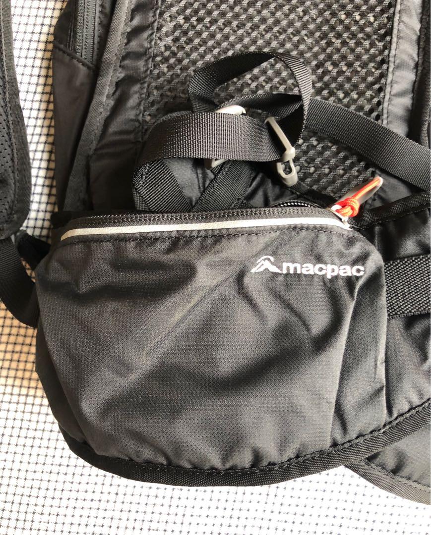 Macpac Amp 12 Hour 7L Running Pack - Black, 運動產品, 其他運動配件 - Carousell