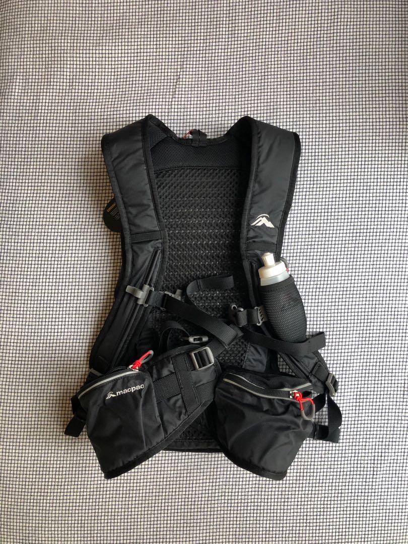 Macpac Amp 12 Hour 7L Running Pack - Black, 運動產品, 其他運動配件 - Carousell