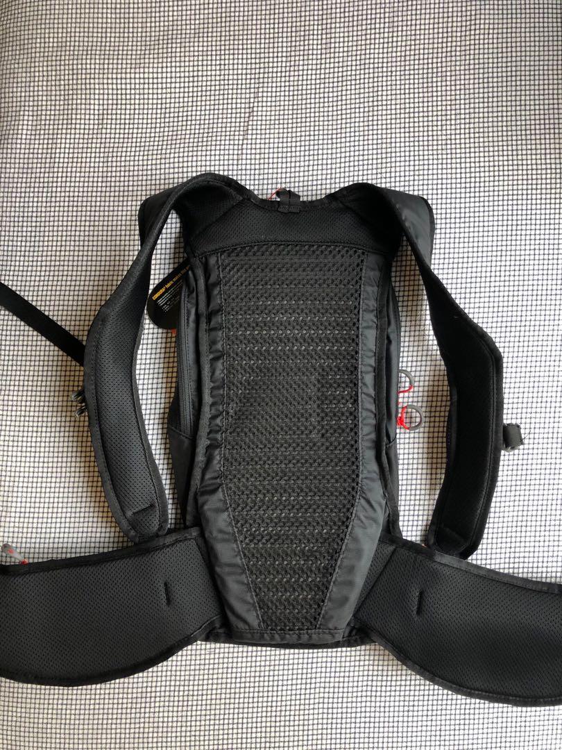 Macpac Amp 12 Hour 7L Running Pack - Black, 運動產品, 其他運動配件 - Carousell