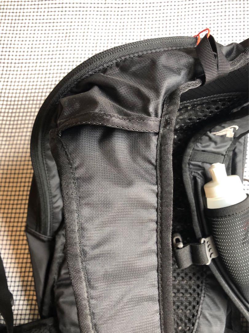 Macpac Amp 12 Hour 7L Running Pack - Black, 運動產品, 其他運動配件 - Carousell