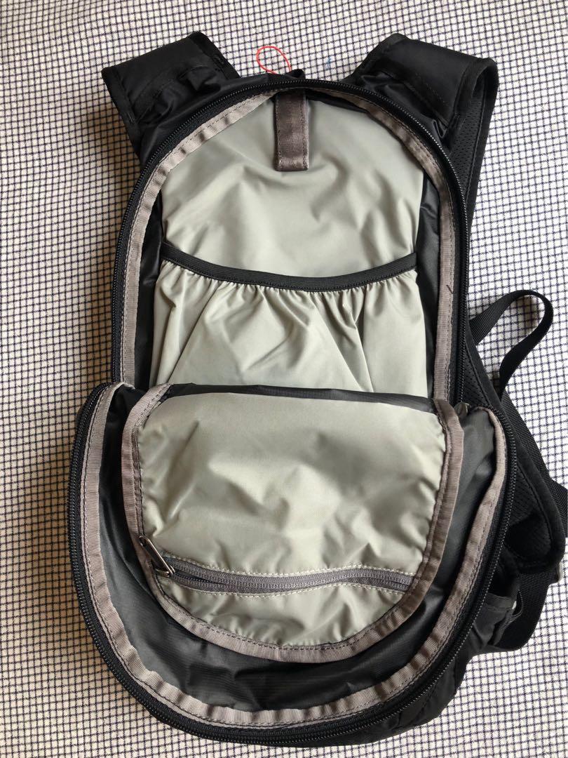 Macpac Amp 12 Hour 7L Running Pack - Black, 運動產品, 其他運動配件 - Carousell