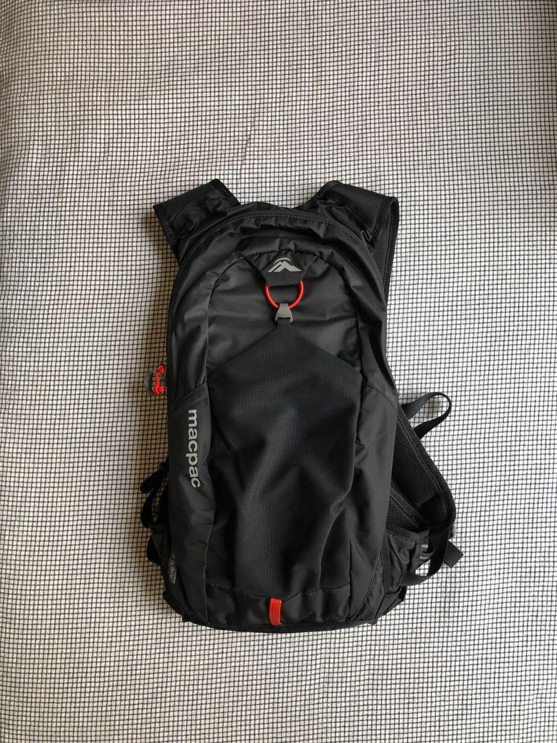 Macpac Amp 12 Hour 7L Running Pack - Black, 運動產品, 其他運動配件 - Carousell