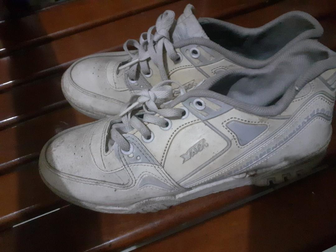 Sepatu jadul, Fesyen Pria, Sepatu , Sneakers di Carousell