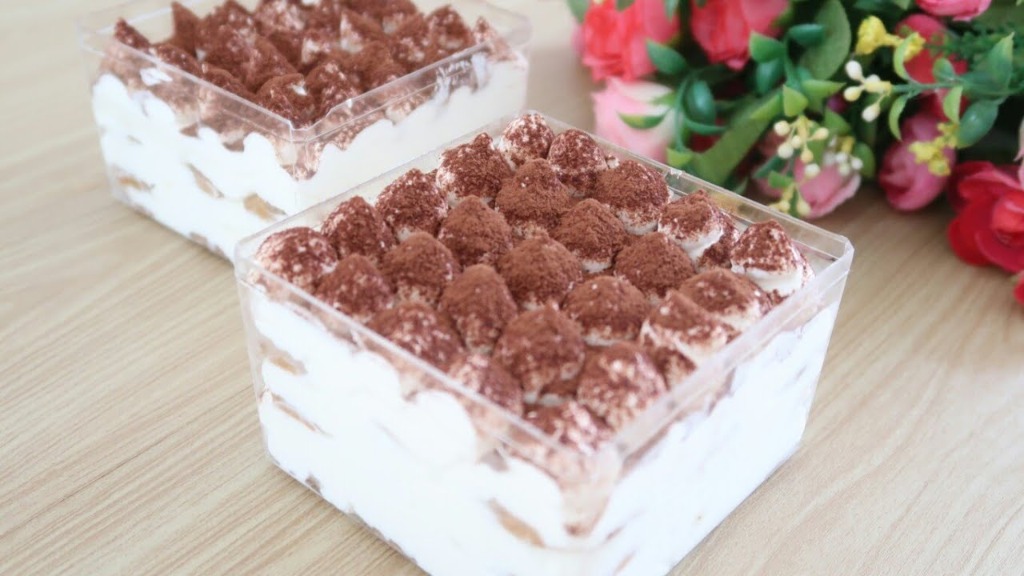 Plastic Tiramisu Box, Food & Drinks, Baked Goods on Carousell