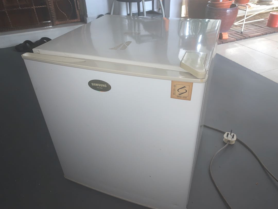 Samsung SRG058 Mini Fridge / Bar Fridge, TV & Home Appliances, Kitchen ...