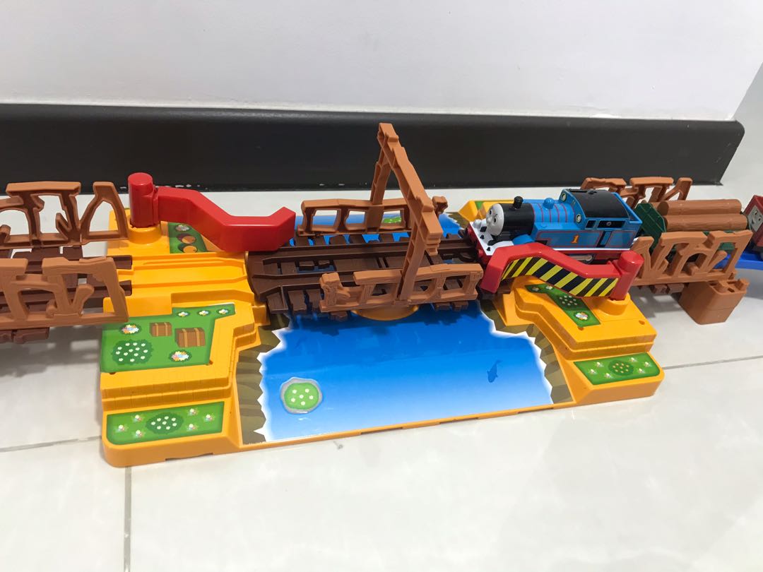 Takara Tomy - Thomas the Tank Engine Round and Round Bridge Set ...
