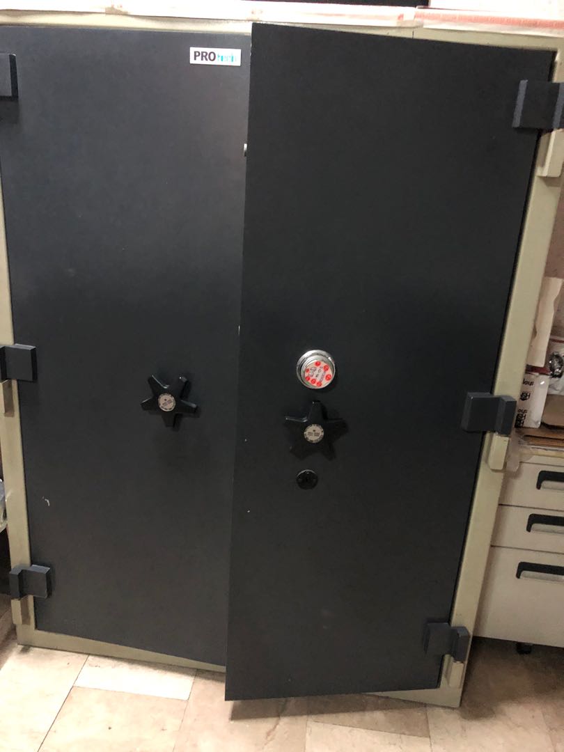 Protech 2 door vault, Commercial & Industrial, Construction Tools ...