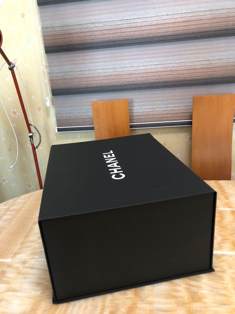 Chanel Box Chanel 盒 46 x 36 x 21 cm, 名牌, 手袋及銀包 - Carousell