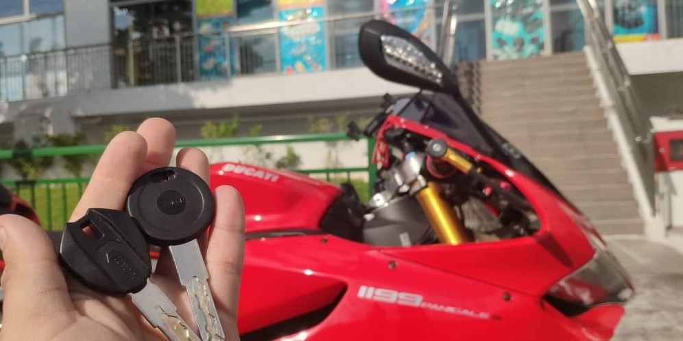 Ducati Panigale key duplication, Motorcycles, Motorcycle Accessories on ...