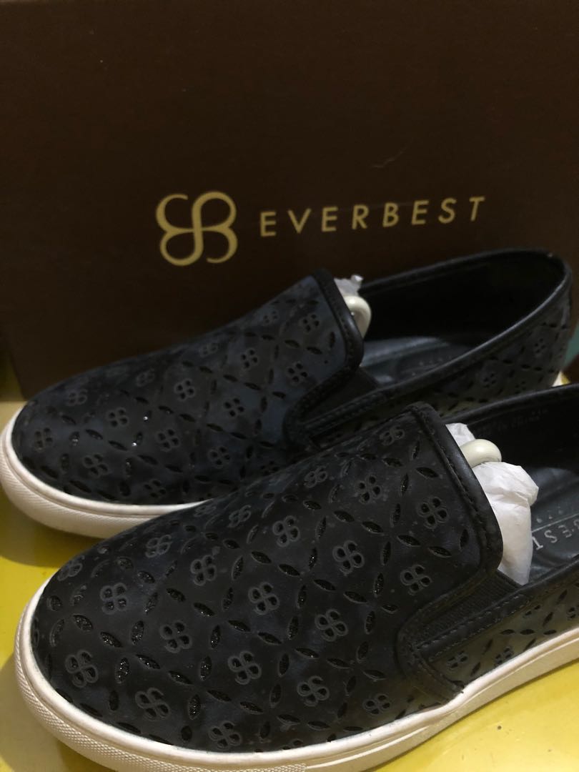 sepatu slip on everbest , Fesyen Wanita, Sepatu di Carousell