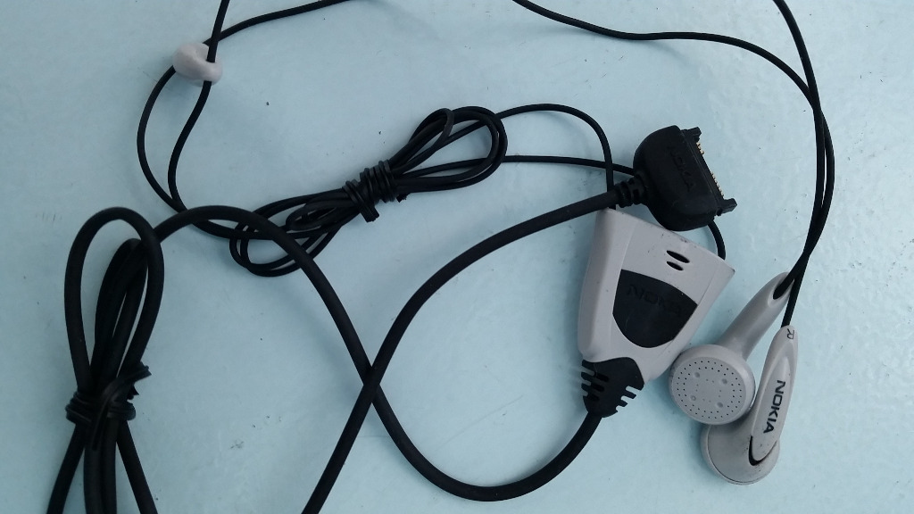 Earphones for very old models of Nokia and Ericsson phones, Mobile ...