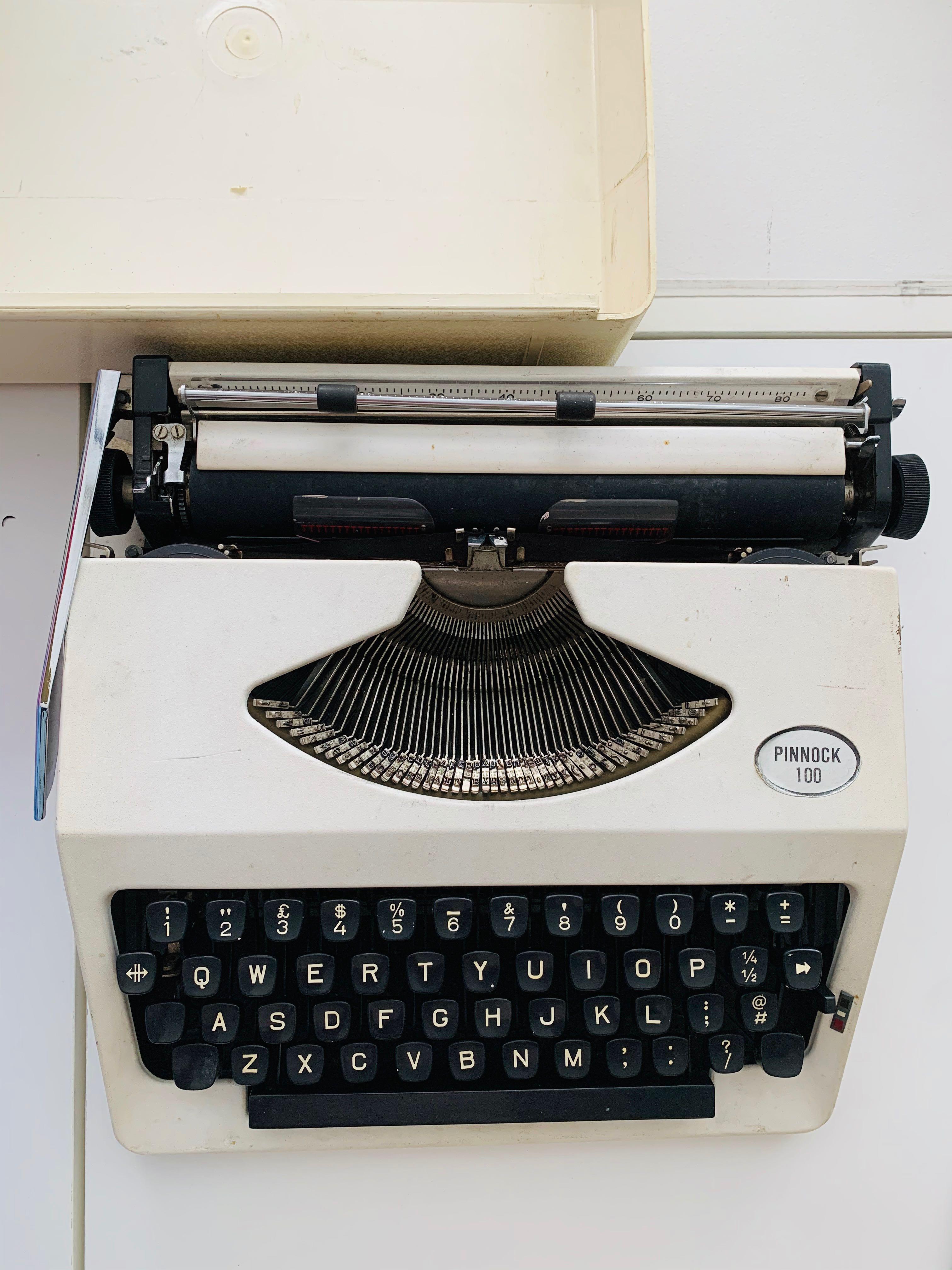 Pinnock 100 typewriter, Hobbies & Toys, Memorabilia & Collectibles ...
