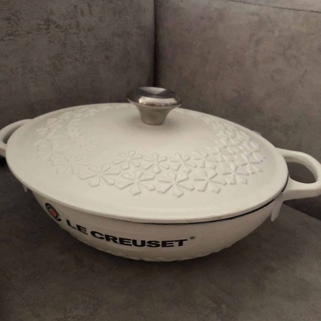Le Creuset Fleur Marmite 22cm, Furniture & Home Living, Kitchenware ...