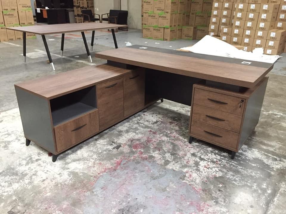 L-SHAPE EXECUTIVE TABLE ( MODERN DESIGN ), Furniture & Home Living ...