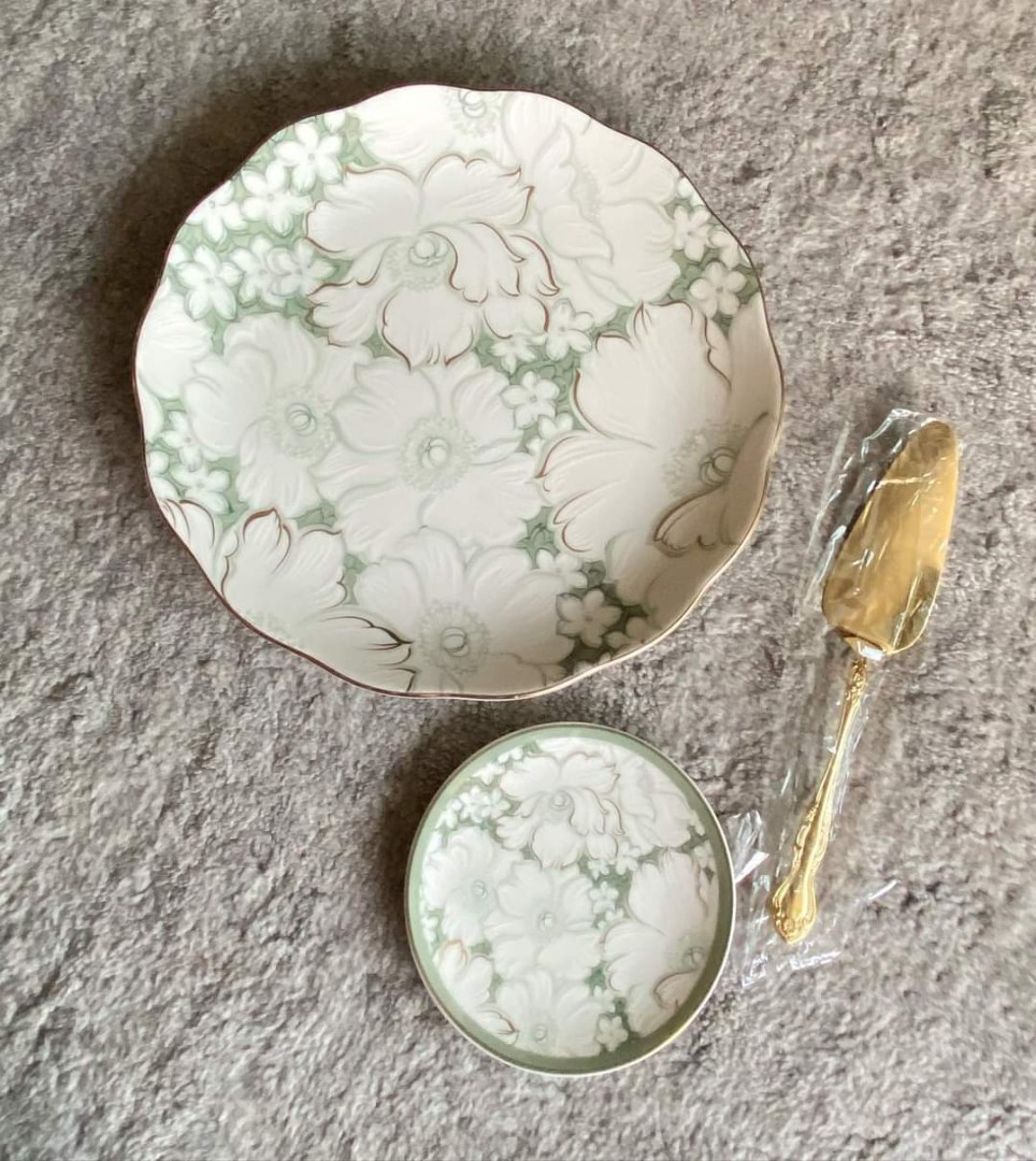 Cake Plate Set With Gold Spatula, Furniture & Home Living, Kitchenware ...