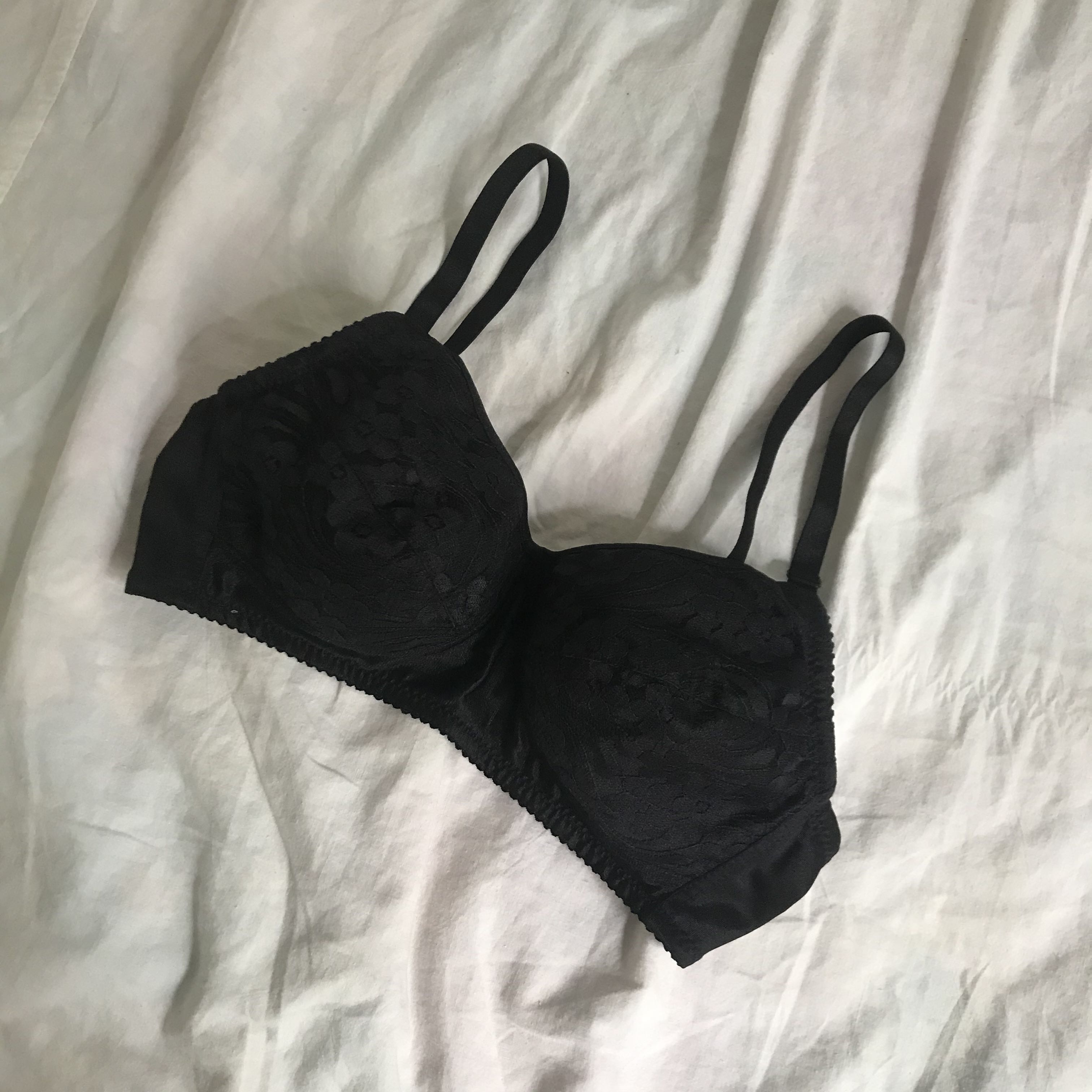 Sogo black laced bra, Women's Fashion, Swimwear, Rash guard on Carousell